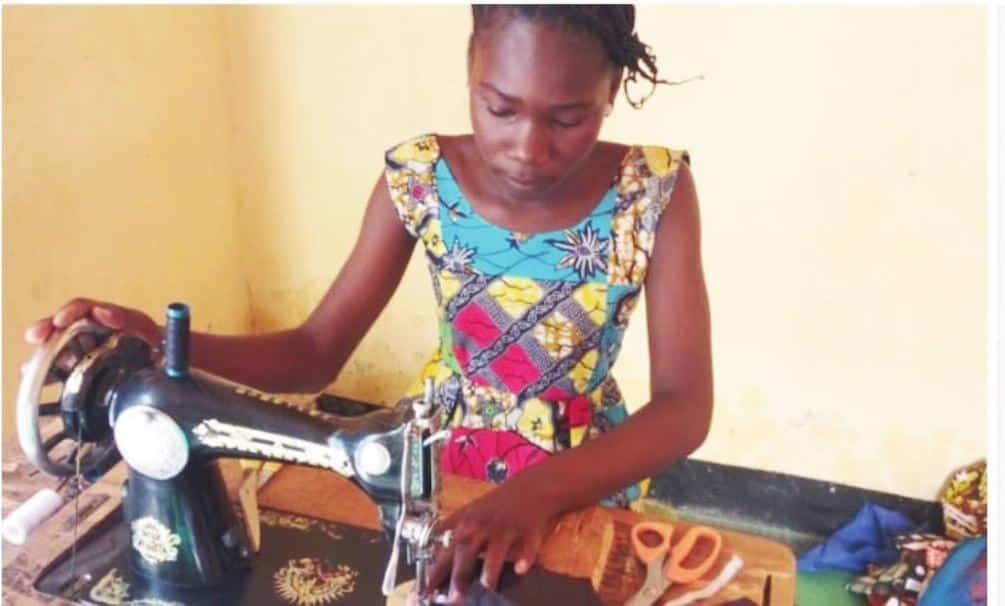 Masques artisanaux: Visite guidée dans un atelier de couture ...