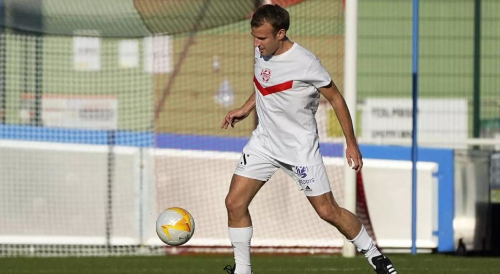 Macron marque un penalty lors d’un match de football caritatif ...